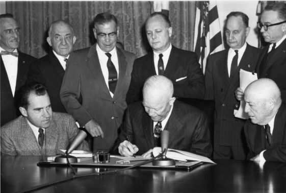 15 Timeless Photos that Capture America in the 1950s - Housely