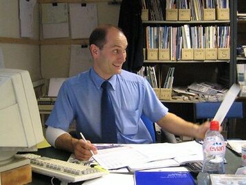 20 Things You Should Never Do At Work - Housely