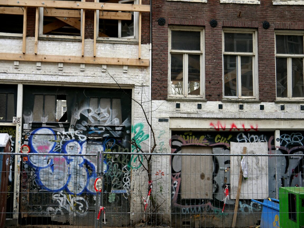 15 Signs You're Living in a Bad Neighborhood - Housely