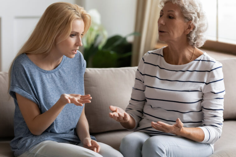 15 Heartbreaking Signs of a Manipulative Mother - Housely