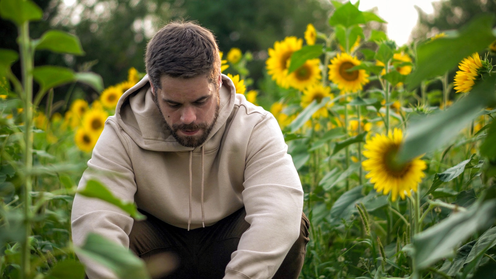 15 Heartbreaking Signs of a Manipulative Mother - Housely