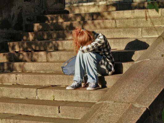 15 Heartbreaking Signs of a Manipulative Mother - Housely