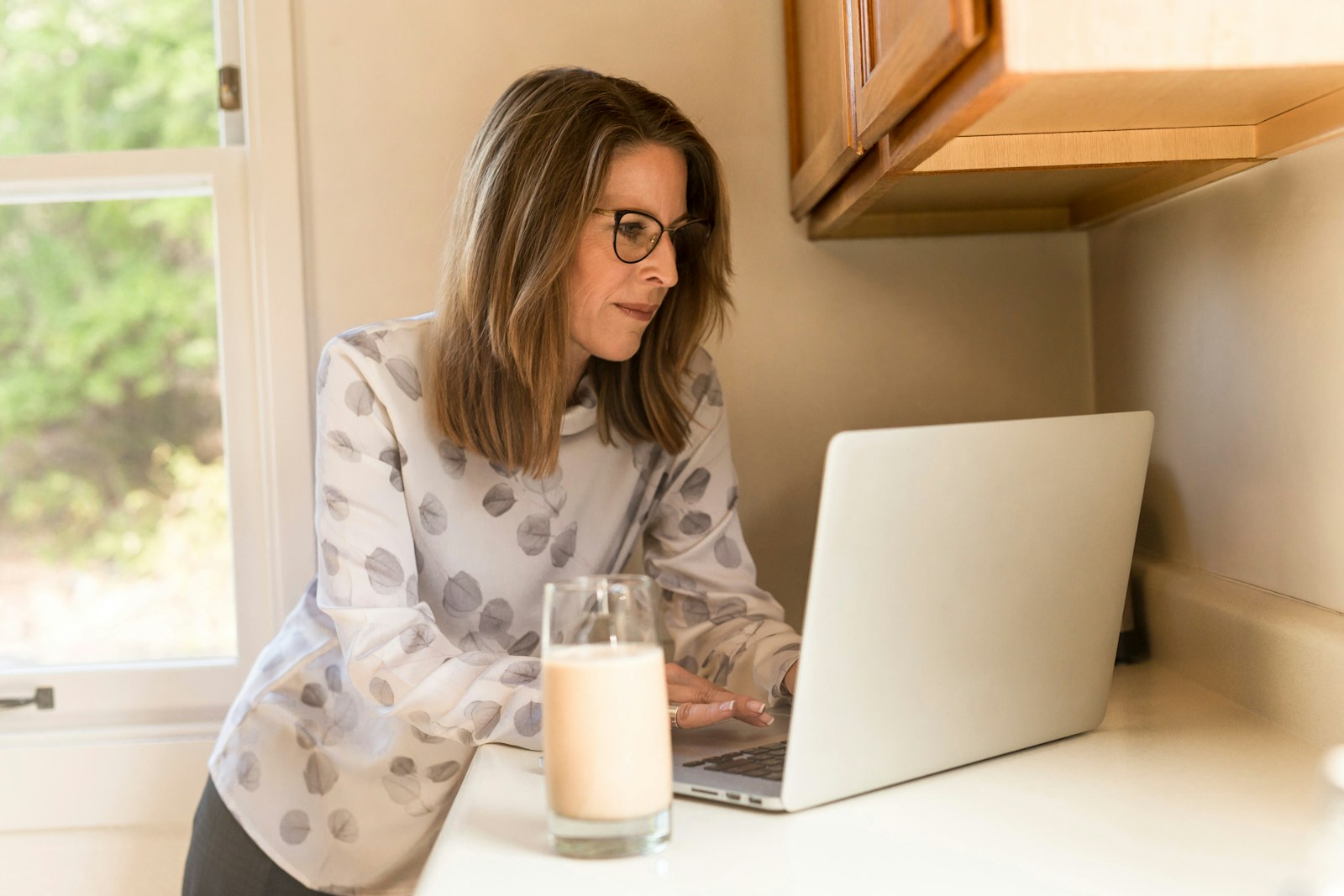 15 Heartbreaking Signs of a Manipulative Mother - Housely