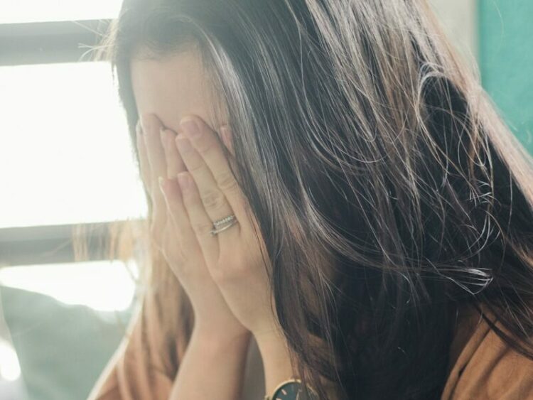 15 Heartbreaking Signs of a Manipulative Mother - Housely