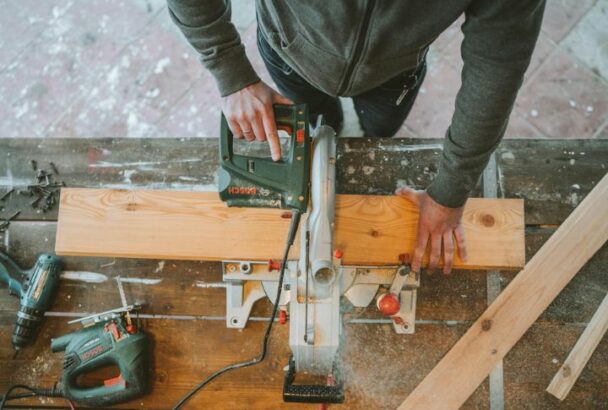 15 Steps to Constructing a Sturdy Temporary Wall - Housely