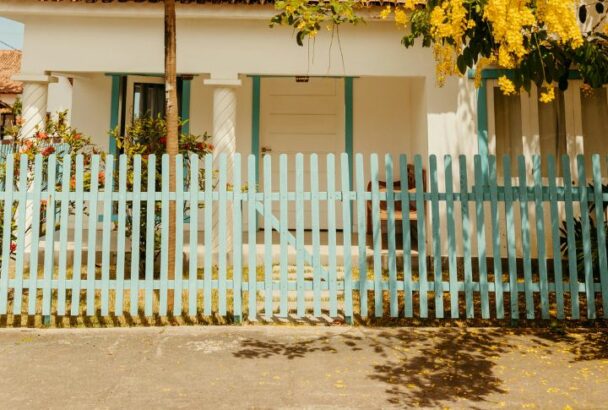 How to Fix a Sagging Fence in 15 Easy Steps - Housely