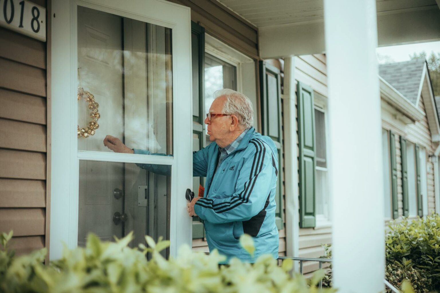 20 Warning Signs You Can't Trust Your Neighbor - Housely
