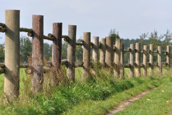How to Fix a Sagging Fence in 15 Easy Steps - Housely