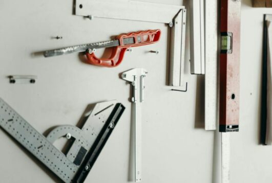 15 Steps to Constructing a Sturdy Temporary Wall - Housely