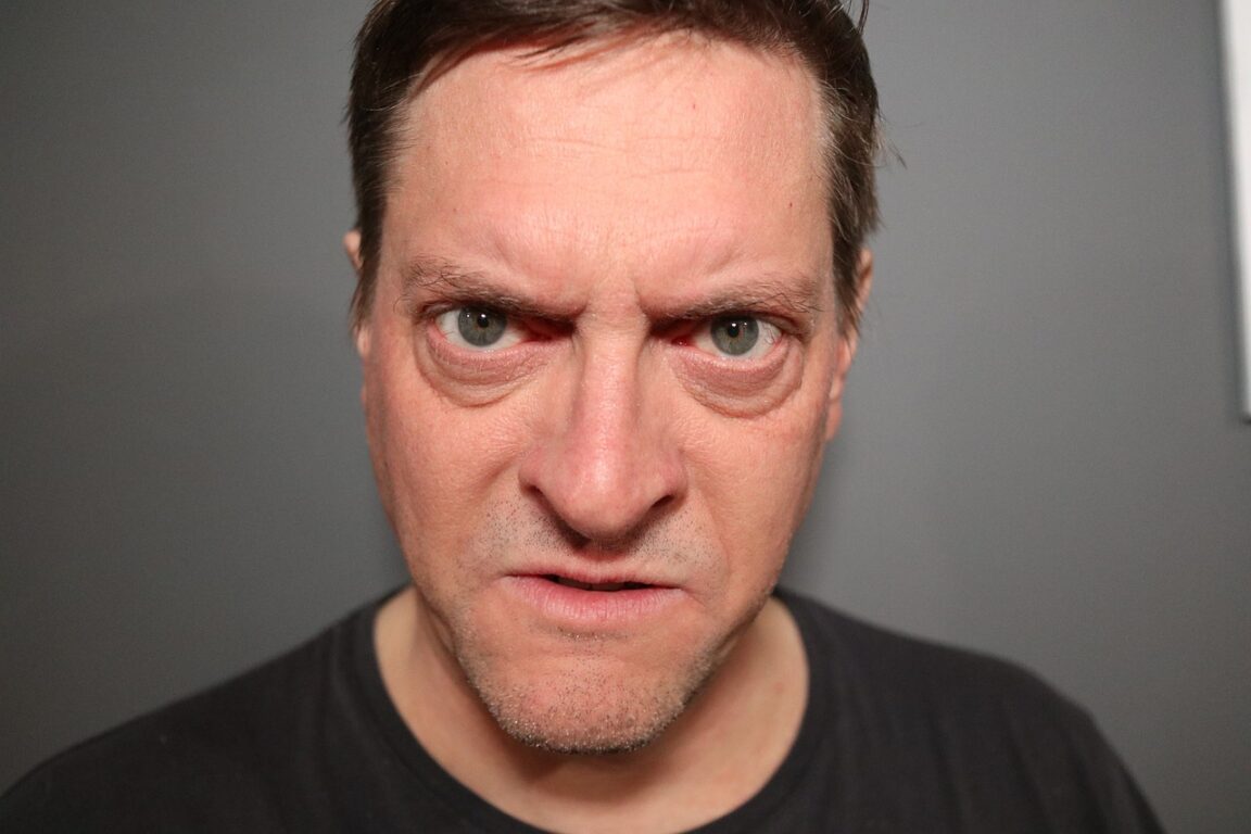 15 Red Flags Your Neighbor Might Be Dangerous - Housely