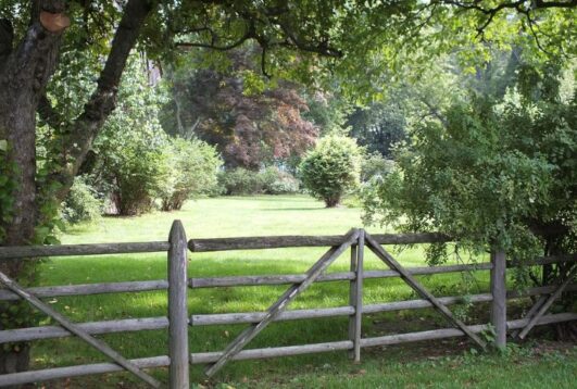 How to Fix a Sagging Fence in 15 Easy Steps - Housely