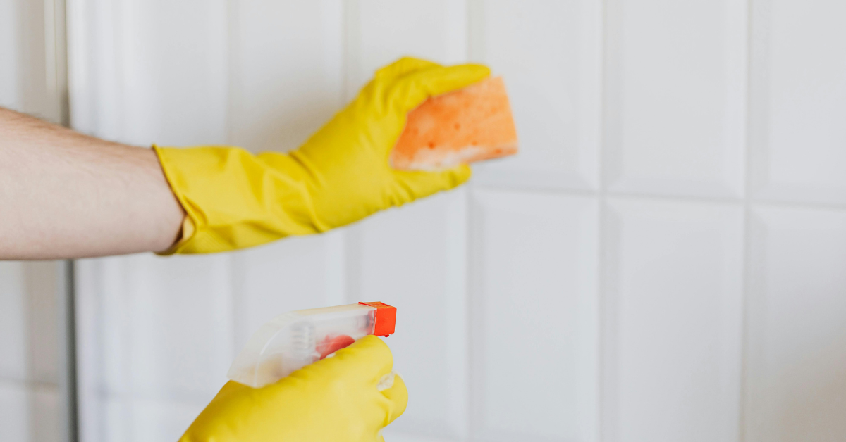 15 Expert Solutions to Keep Your Bathroom Walls Streak-Free - Housely