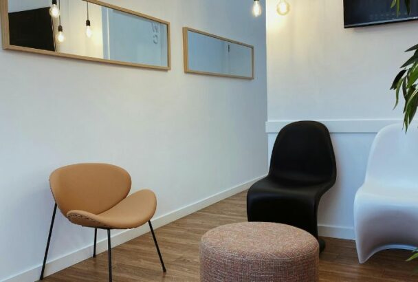 15 Smart Tricks From Designers to Brighten Any Windowless Room - Housely