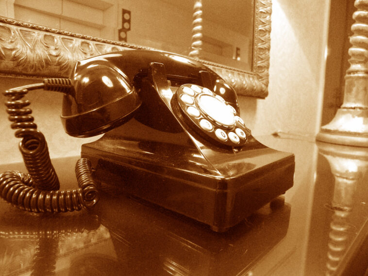 15 Ways Communication Was Different for Boomers Before Cell Phones ...