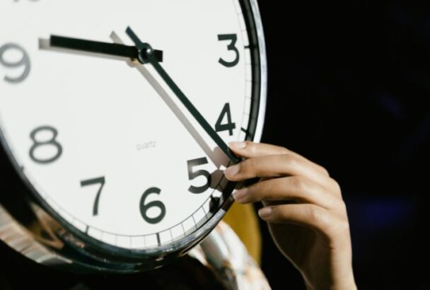5 Benefits and 5 Drawbacks of Daylight Savings Time - Housely