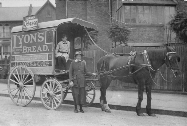 20 Items Delivered To Doorsteps In The Olden Days - Housely