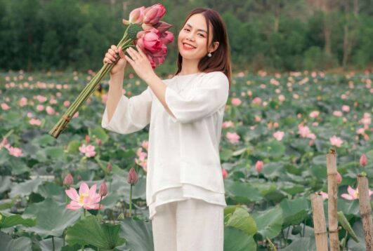 10 Deep Symbolic Meanings Of The Lotus Flower - Housely