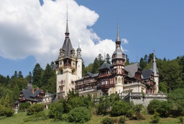 20 Gothic-Style Homes And Castles That Capture Architectural Beauty ...