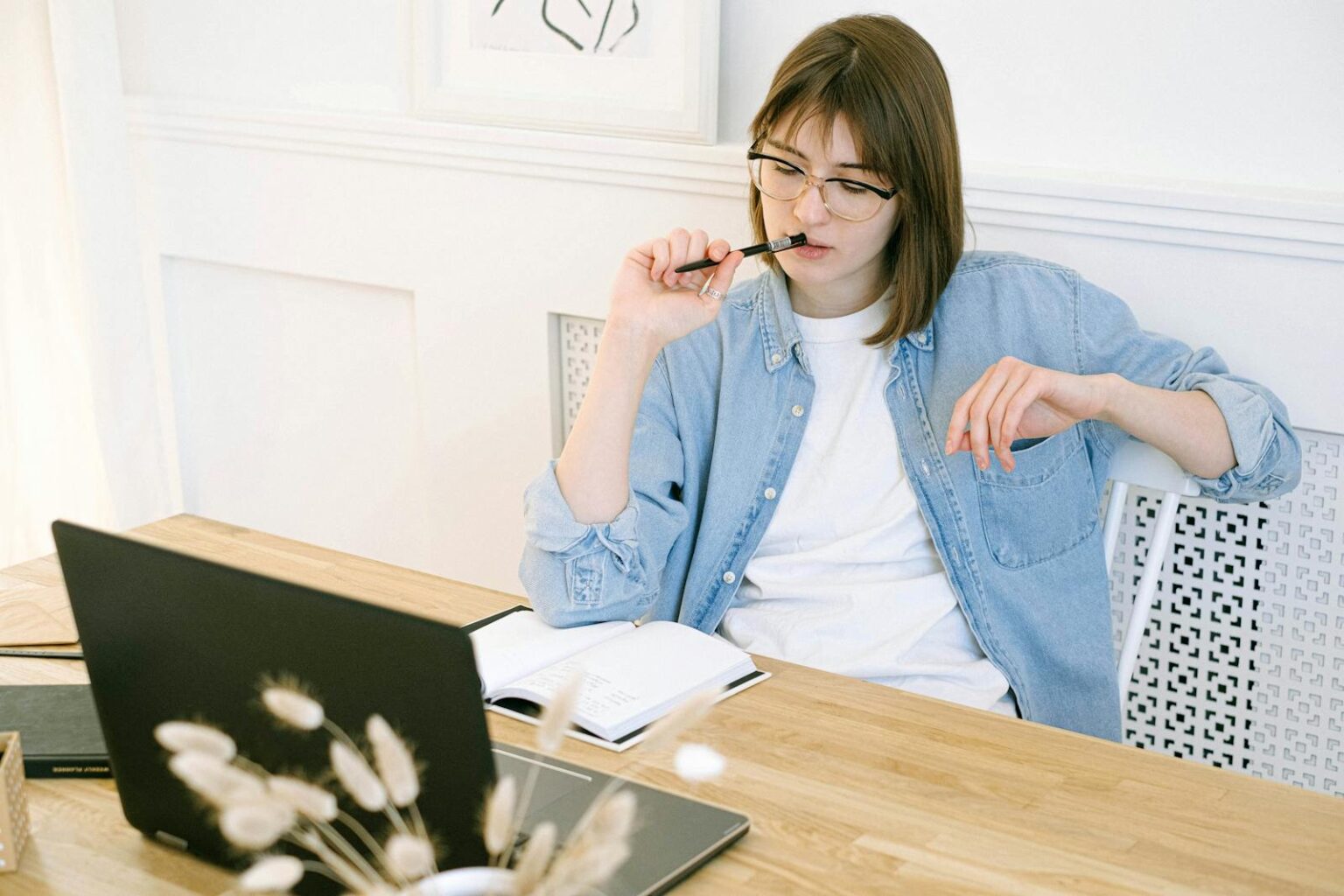 15 Reasons Smart People Sometimes Struggle in Love - Housely