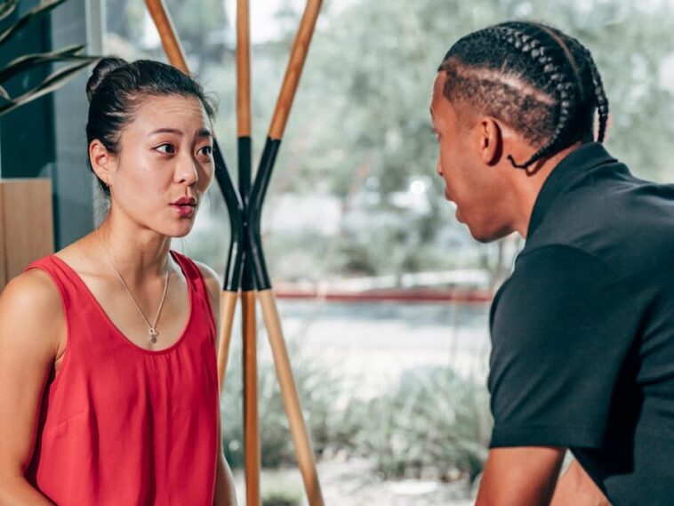 15 Behaviors That Reveal Someone Is Very Insecure - Housely