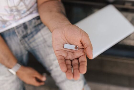 10 Smart Things You Can Do With A USB Flash Drive - Housely