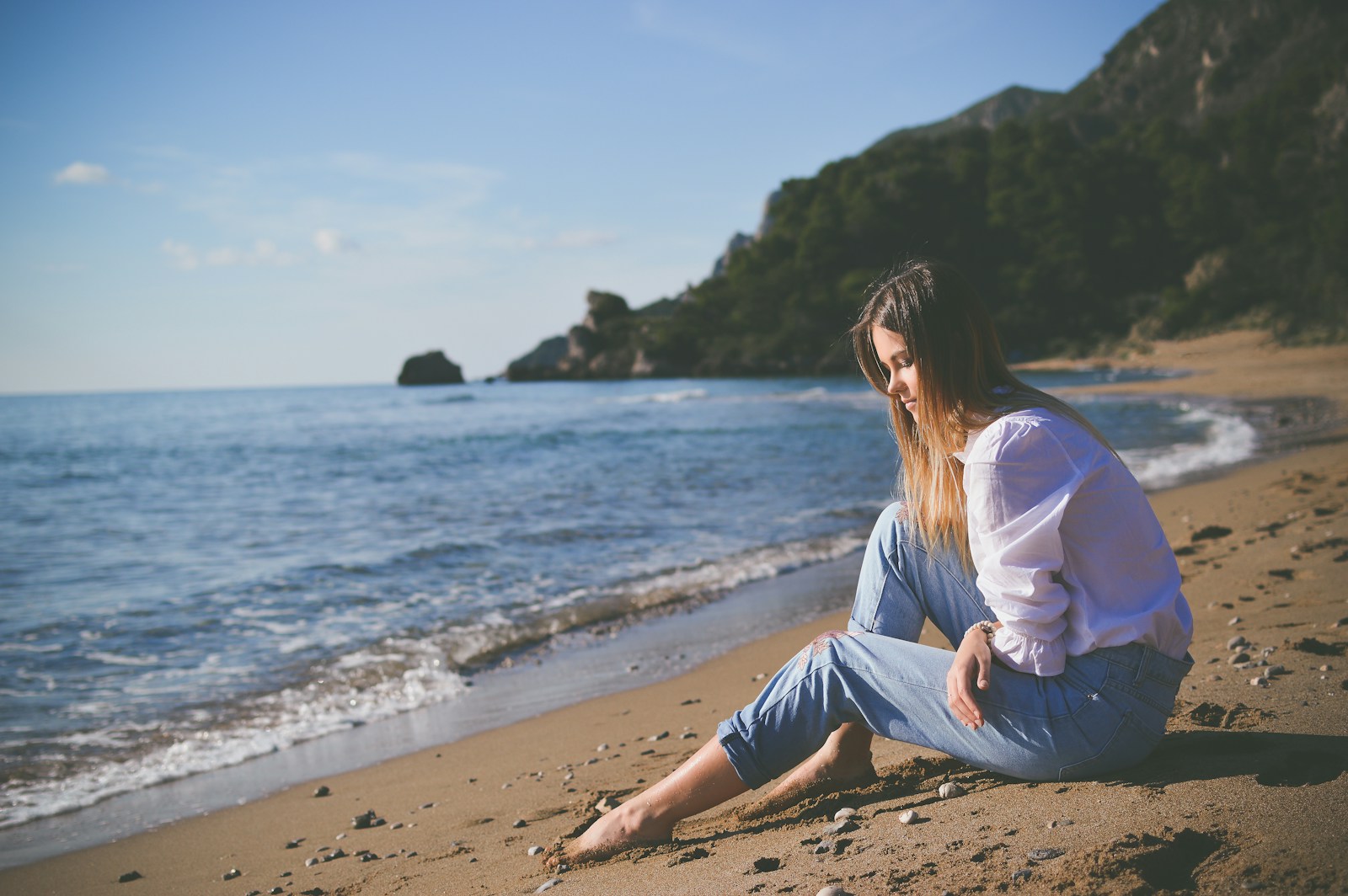 15 Signs Someone Is Playing the Victim to Manipulate You - Housely