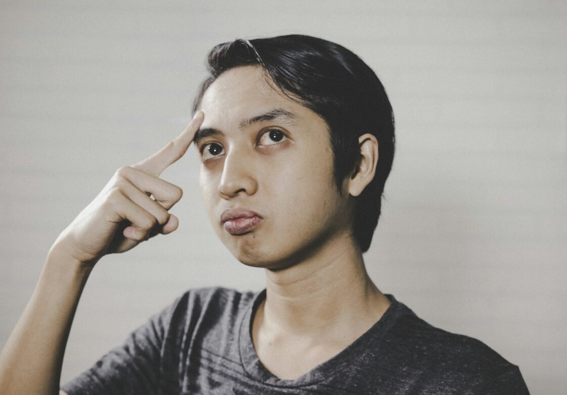 15 Signs Someone Is Pretending to Be Nice - Housely