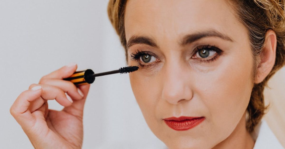 10 Mascara Shades That Flatter Your Eye Color - Housely