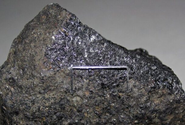 The Rock With A Magnetic Pull That Shifted History - Housely
