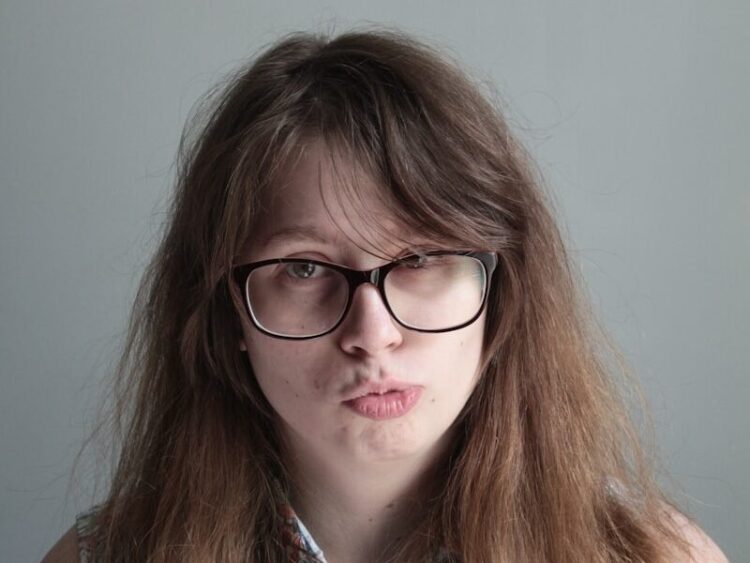 15 Signs Someone Pretends to Be a Friend But Isn’t - Housely