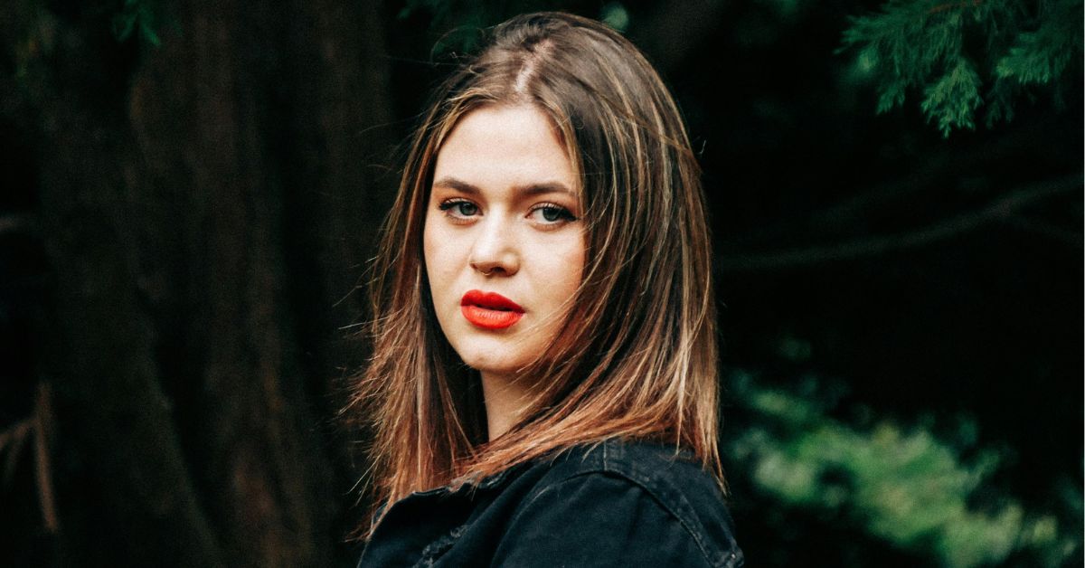 10 Signs You’re Experiencing The Eldest Daughter Syndrome - Housely