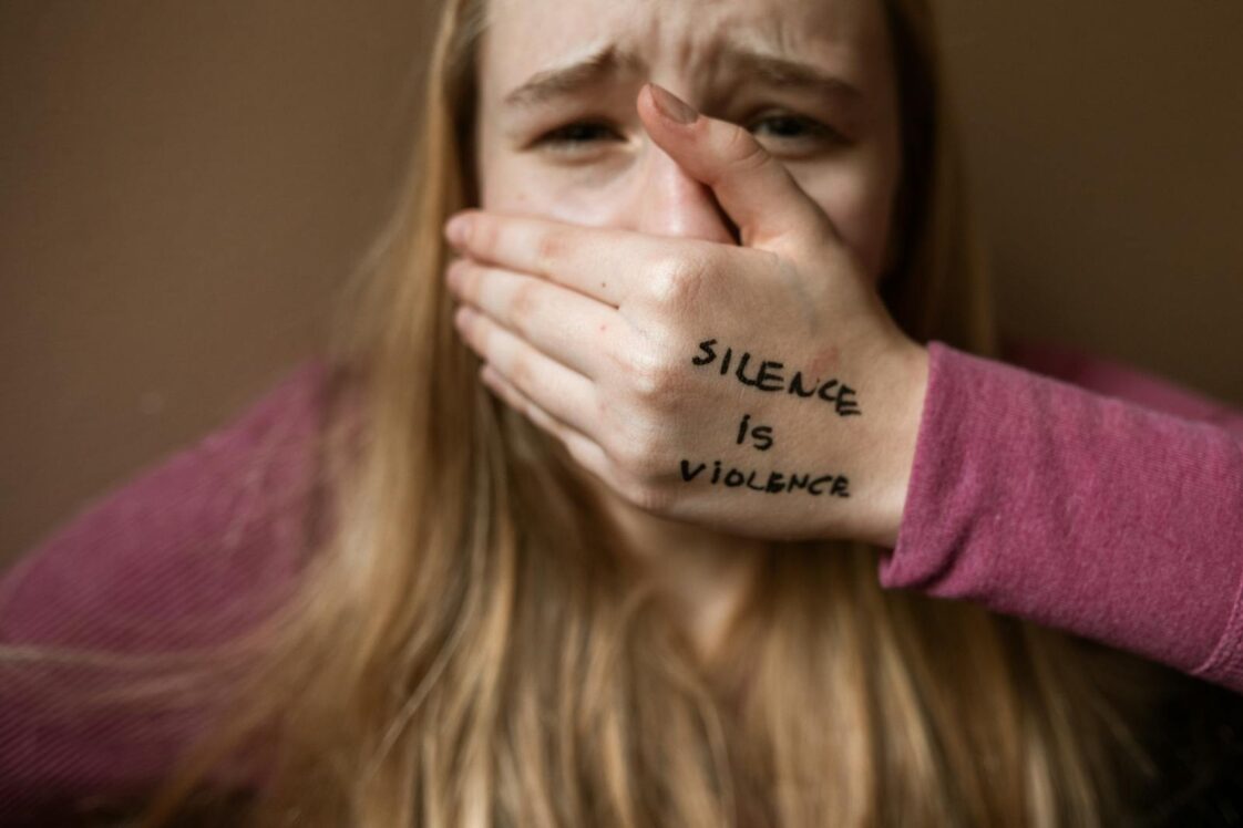 15 Signs You Are in a Possessive Relationship - Housely