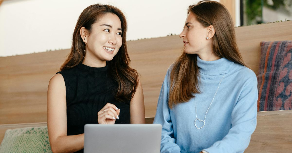 10 Subtle Social Cues That Should Raise Red Flags - Housely