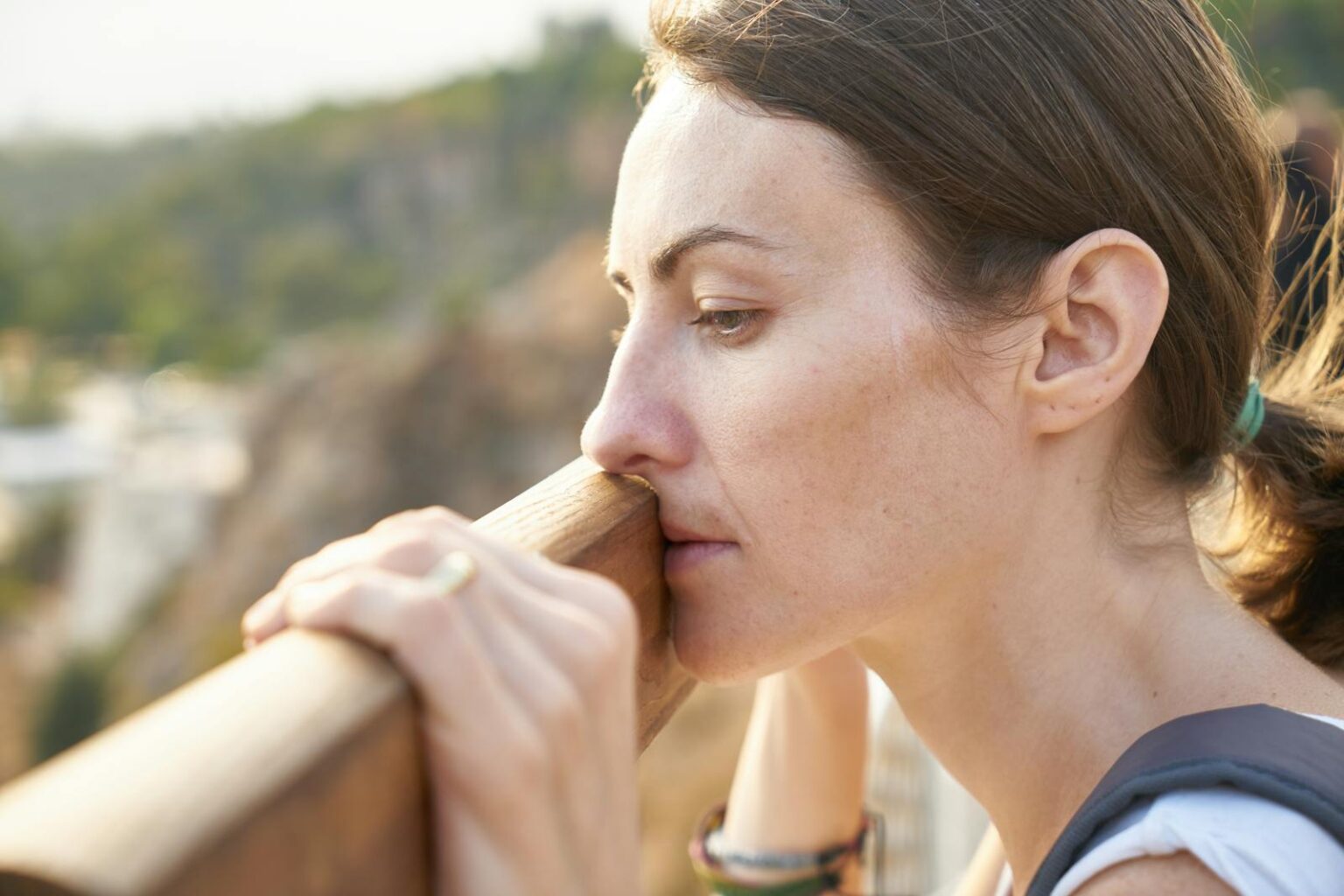 15 Behaviors That Reveal Deep Insecurity in Women - Housely