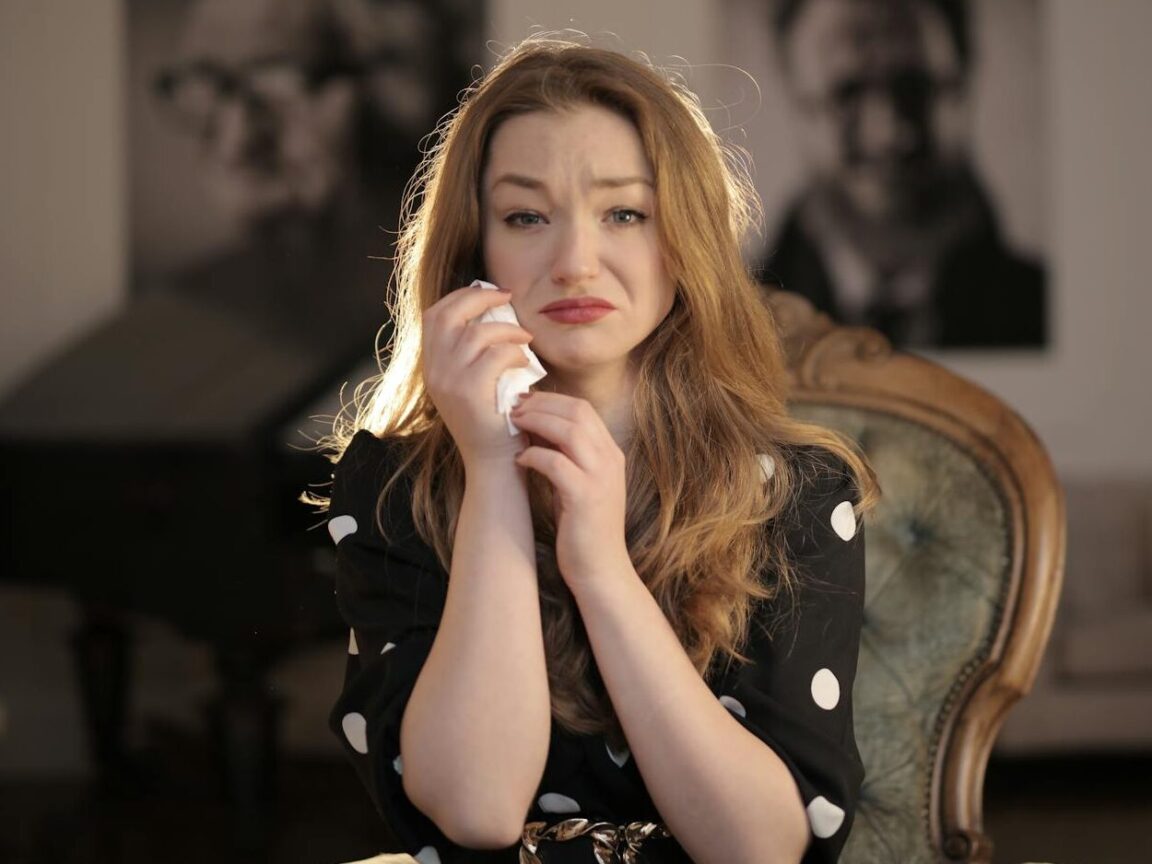 15 Behaviors That Reveal Deep Insecurity in Women - Housely