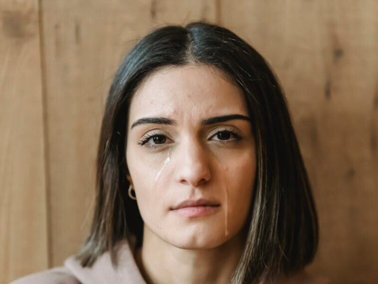 15 Behaviors That Reveal Deep Insecurity in Women - Housely