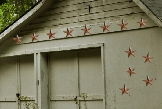 10 Surprising Meanings Behind Stars Painted On Barns - Housely