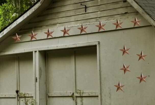 10 Surprising Meanings Behind Stars Painted On Barns - Housely