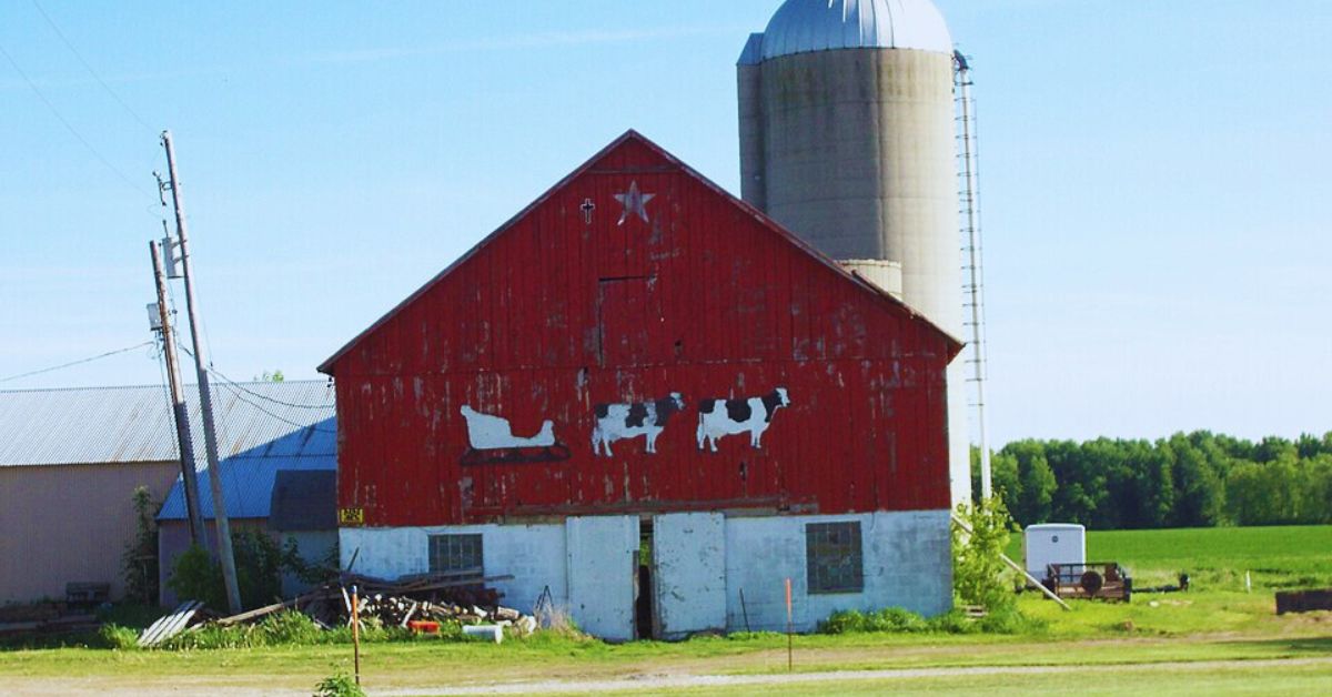 10 Surprising Meanings Behind Stars Painted On Barns - Housely