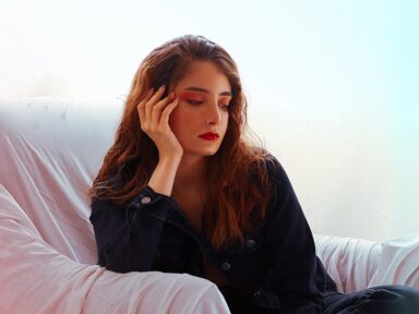 15 Behaviors That Reveal Deep Insecurity in Women - Housely