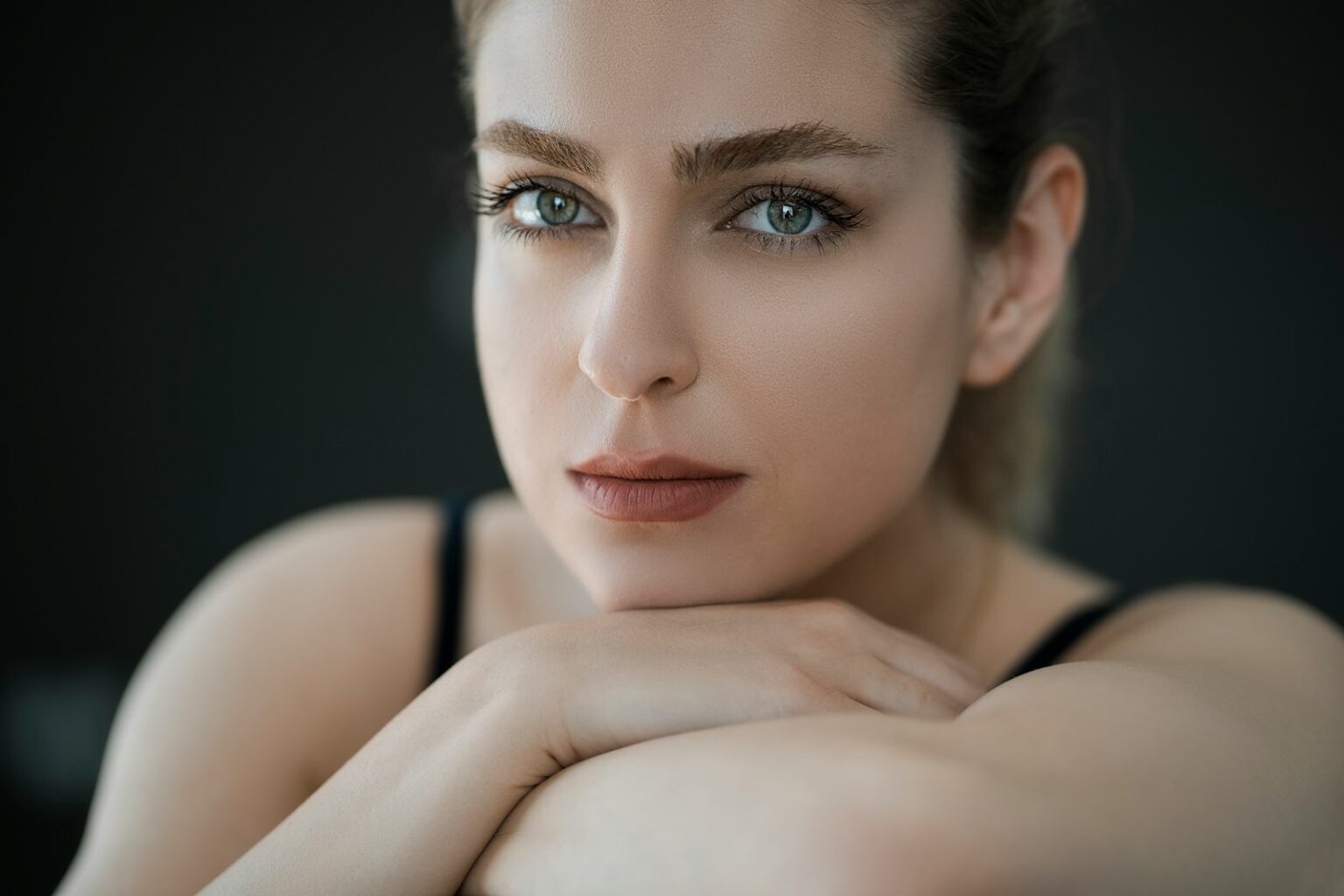 15 Behaviors That Reveal Deep Insecurity in Women - Housely